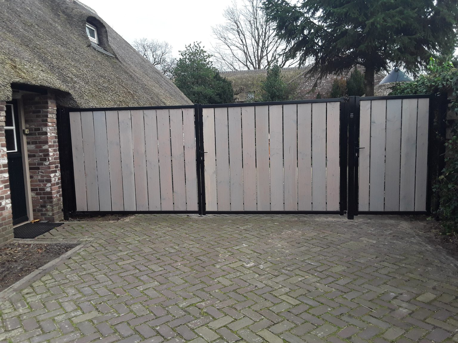 Poorten met hout – Maatwerk in Sierhekwerk